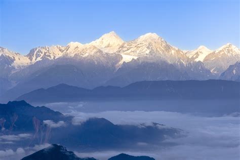 Подивіться які красиві гори і ріки наче картини намальовані тушшю