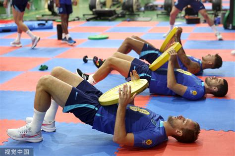 高清图：英格兰队训练备战 凯恩“防守”格拉利什 搜狐大视野 搜狐新闻