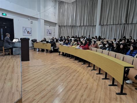 院领导深入课堂讲思政课 学院动态 呼伦贝尔职业技术学院