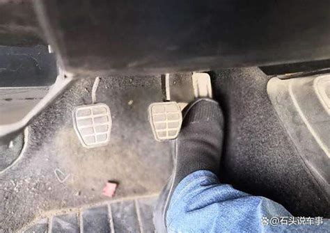 开自动挡车能否左脚踩刹车、右脚踩油门？这样做有什么危害？车家号发现车生活汽车之家