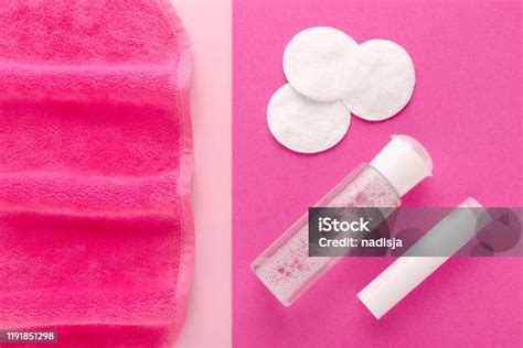분홍색 배경에 면 패드와 제품 미셀 라 물 얼굴 청소 천과 클렌징 우유를 제거 0명에 대한 스톡 사진 및 기타 이미지 0명