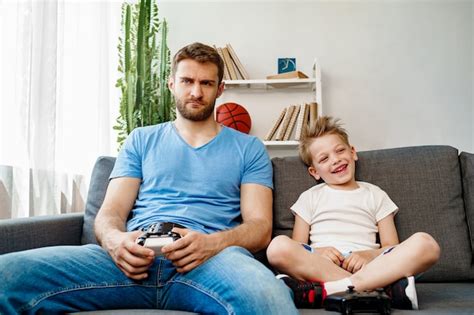 Pai E Filho Jogando Videogame Juntos No Sofá Em Casa Foto Premium