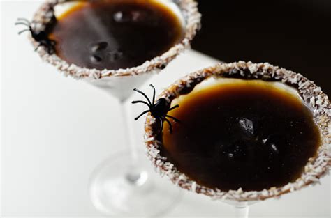 보드카와 커피 리큐어를 기반으로 한 알코올 음료는 초콜릿 건조 코코넛 할로윈 장식으로 장식된 칵테일 잔에 담겨 거미 모양으로 장식되어 있습니다 위스키에 대한 스톡 사진 및