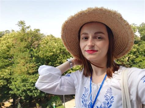 Коли почалася війна я допомагала всім та усім Думаю знайома багатьом ситуація Перші дні