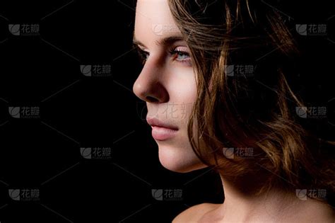 性感的年轻女子