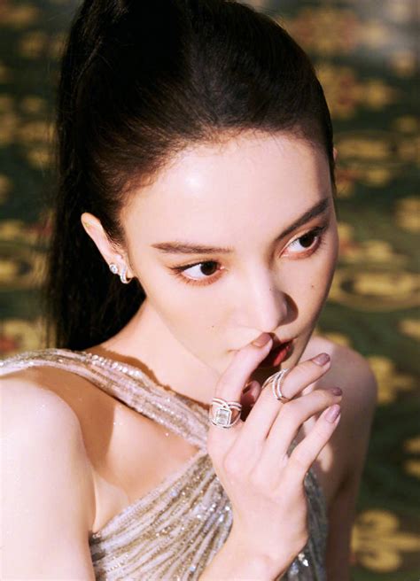 金晨身穿碎闪银光露背裙 束高马尾摩登又复古 搜狐大视野 搜狐新闻