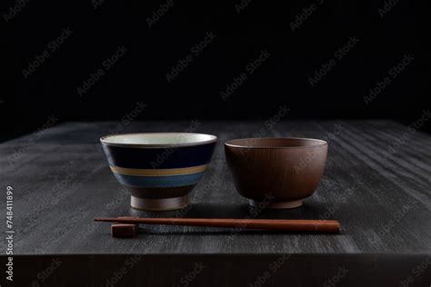 和食の背景、配膳された黒い食卓 茶碗と箸 Stock Foto Adobe Stock