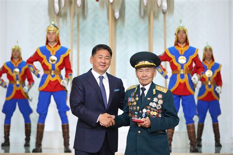 Ардын жүжигчин кино найруулагч Г Жигжидсүрэнд Хөдөлмөрийн баатар цол хүртээв