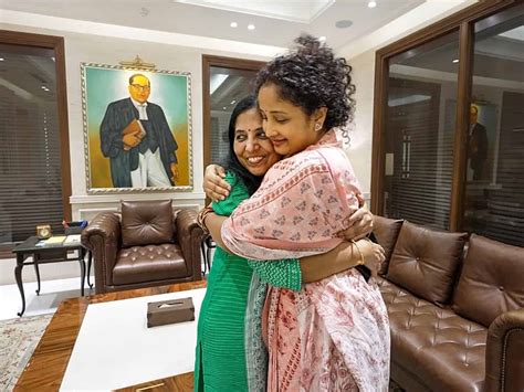 Video Hemant Sorens Wife Kalpana Meets Sunita Kejriwal In Delhi