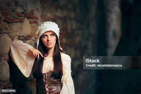 코르 셋 드레스와 모자를 착용 하는 역사적인 제복에서 중세 여자 한 명의 여자만에 대한 스톡 사진 및 기타 이미지 한 명의 여자만 중세 농업 노동자 Istock