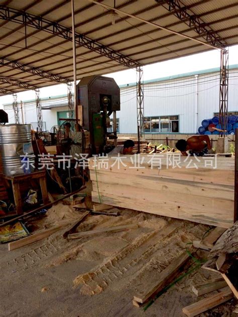 建筑木方加工机器 加工手工 手工加工 大山谷图库