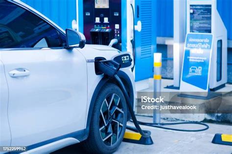 주유소 충전기에서 중국 Byd Ev 자동차 전기 자동차 대체 연료 차량에 대한 스톡 사진 및 기타 이미지 전기 자동차 대체 연료 차량 태국 전기자동차 충전소 Istock