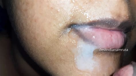 德西可爱的印度人妻被她devar的鸡巴射在美丽的嘴巴和嘴唇上！ Xhamster