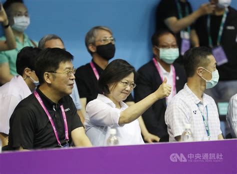 全國羽球團體賽決賽 蔡總統扮開球擲幣嘉賓 運動 中央社 Cna
