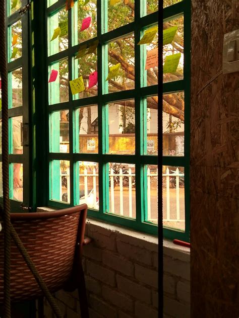 녹색 나무 프레임 유리창 근처의 갈색 고리 버들 세공 안락 의자 사진 Unsplash의 무료 노트 이미지