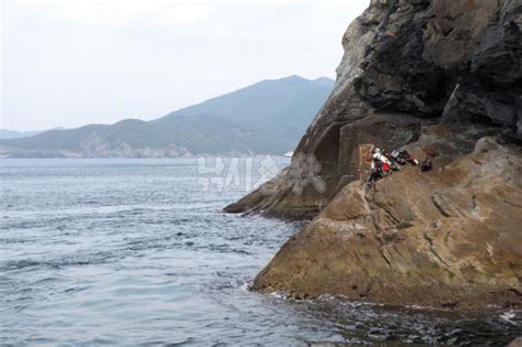 낮에 돌돔 입질을 기다리는 낚시인들 해질녘이 되면 다금바리 포인트로 이동한다 다금바리 포인트가 따로 있는 게 아니라 다금바리