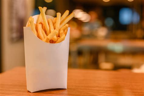 종이 바구니에 감자 튀김 패스트 푸드 흰 종이 상자에 감자 튀김 감자 칩에 대한 스톡 사진 및 기타 이미지 감자 칩 포장