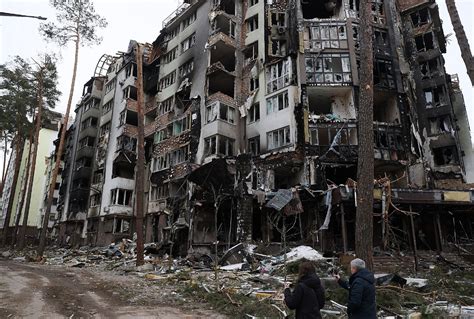 В Ірпені почали демонтаж зруйнованих російськими авіаударами будинків Хмарочос