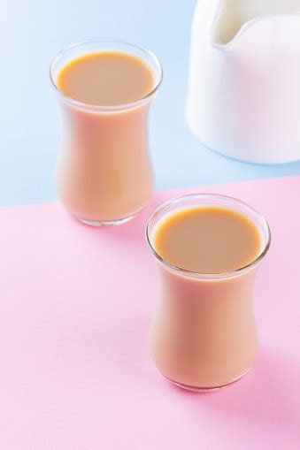 분홍색 파란색 배경에 우유 차 터키티컵과 우유 주전자 우유를 곁들인 전통적인 영국 홍차 한 잔 공간을 복사합니다 위쪽 보기 분홍에 대한 스톡 사진 및 기타 이미지 Istock