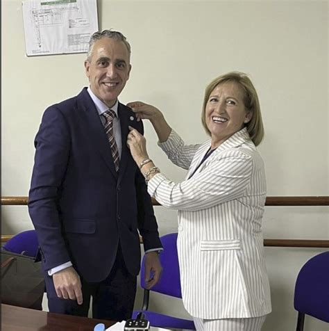 El Alcalde De Puertollano Miguel Ángel Ruiz Recibe La Insignia De El