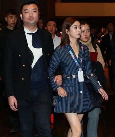 在公眾場合趙麗穎總是與他挽手 這位男子是誰？ 每日頭條