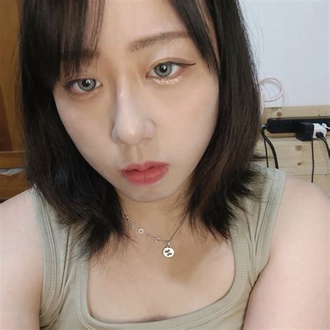 野薑花 化妝 彩妝 平價彩妝 日常化妝 發一張照片記錄今天 第一次貼假睫毛 不脫妝超敢動 無濾鏡 扣盤 自組盤 自組盤