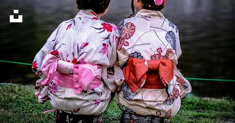 꽃무늬 기모노를 입은 두 여성이 수역을 응시하는 사진 사진 Unsplash의 무료 일본 이미지