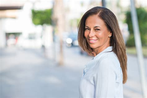 아름 다운 중세 도시의 스마트 얼굴 심각한 생각에 자신감 표현 화창한 날에 거리에서 히스패닉계 여자 갈색 머리에 대한 스톡 사진 및 기타 이미지 Istock