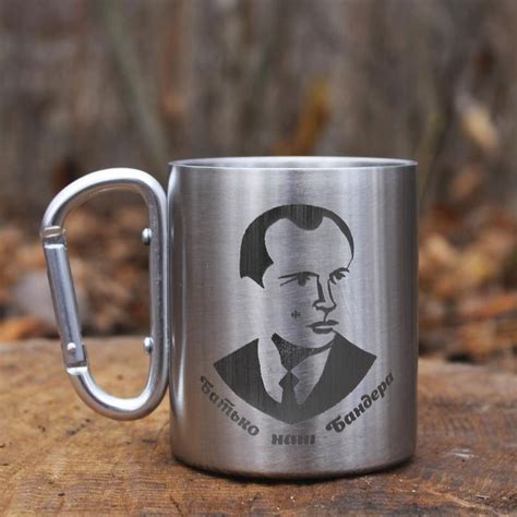 Металлическая чашка 250 мл с карабином и гравировкой степан андрійович бандера — цена 320 грн