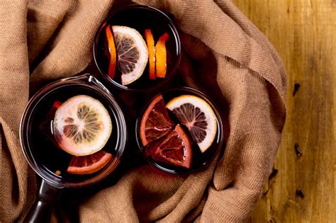 계절 및 휴일 개념 크리스마스 Mulled 와인 따뜻한 흰색 스카프로 덮여 유리 안에 아름 다운 오렌지 조각 아주 따뜻하고 아늑한 분위기입니다 공간에 복사 합니다 최고의 볼