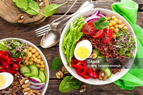 부처님 그릇 접시와 삶은 계란 Chickpea 신선한 토마토 달콤한 고추 오이 사 보이 양배추 붉은 양파 녹색 콩나물 시금치 잎