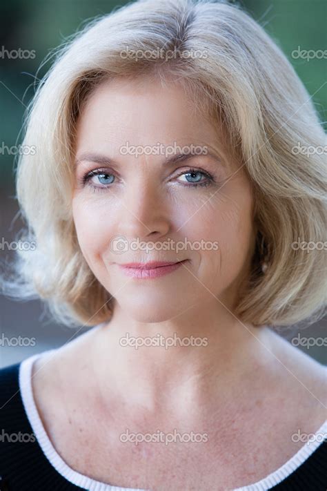 Güzel sarışın orta yaşlı kadın Stok Foto DeborahKolb 18531213