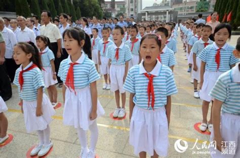 奏唱中华人民共和国国歌