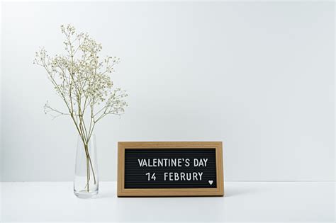 흰색 배경에 투명 한 꽃병에 마른 꽃의 프레임에 비문 발렌타인 데이 공간을 복사하고 모의합니다 0명에 대한 스톡 사진 및 기타 이미지 Istock