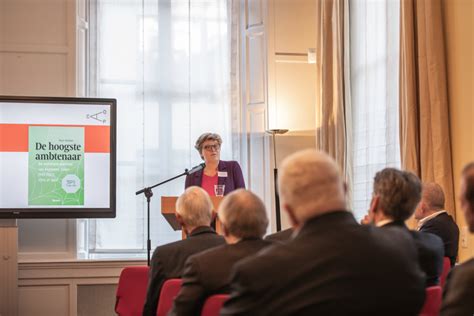 Boekpresentatie ‘de Hoogste Ambtenaar Door Prof Roel Bekker Caop