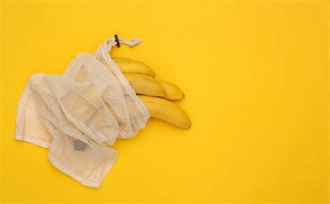 복사 공간이있는 노란색 배경에 잘 익은 바나나가있는 에코 코튼 백 맨 위 보기입니다 플랫 레이 가방에 대한 스톡 사진 및 기타 이미지 Istock