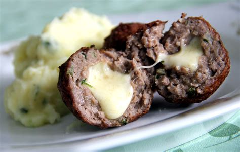 Bolinho de Carne recheado Mussarela e Purê de Batatas Requeijão