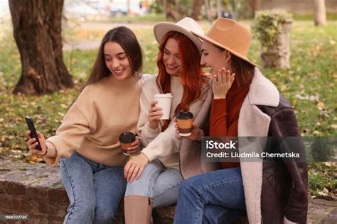 공원에서 셀카를 찍는 커피 한 잔과 행복한 친구들 20 24세에 대한 스톡 사진 및 기타 이미지 20 24세 25 29세