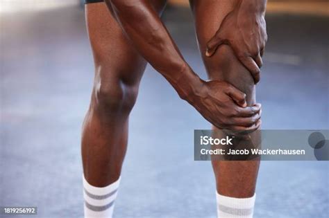 무릎 통증 손과 체육관에서 부상을 입은 사람 피트니스 훈련 및 모형 공간에서 운동하는 동안 아프거나 아픈 사람 운동 중 근육 관절염 또는 염증이 있는 사람의 스포츠 사고 및