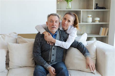 Familia Feliz Hija Adulta Que Se Preocupa Abrazando A Un Padre Mayor Amante Mujer Joven