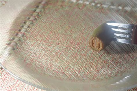 마오를 들고 접시에 할라페노 고추 절인 고추구가 구겨지고 왼쪽 복사 공간 검정색 배경에 대한 스톡 사진 및 기타 이미지