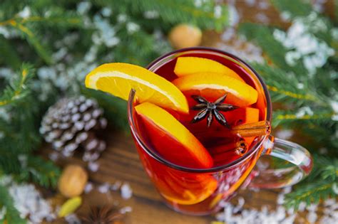 뜨거운 멀드 와인 한 잔 와인 신선한 오렌지 슬라이스와 계피 스틱으로 장식 된 펀치의 클로즈업 탑 보기 겨울 따뜻한 음료 0명에 대한 스톡 사진 및 기타 이미지 Istock