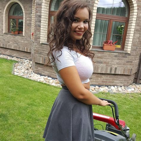 Sofia Lee Trendy And Beautiful Celebrity