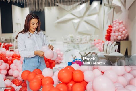 여성 이벤트 데코레이터는 생일 장식을 만들고 풍선을 부풀리고 묶습니다 개념에 대한 스톡 사진 및 기타 이미지 개념 경영자 계획 Istock