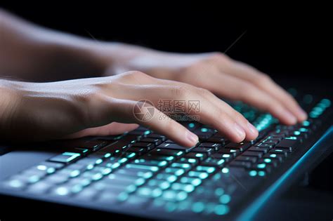 使用电脑打字的人高清图片下载 正版图片600741722 摄图网