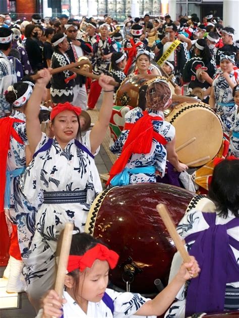 小倉祇園太鼓の打ち初め式で、一斉に太鼓を鳴り響かせる打ち手たち＝1日午後7時20分ごろ、北九州市小倉北区 小倉に夏告げる音 祇園太鼓打ち