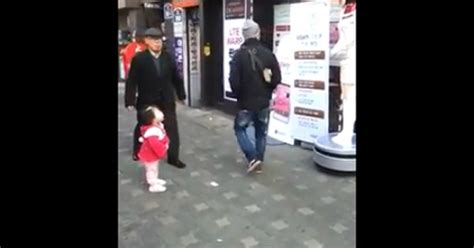 정말 예의 바른 아기 마네킹에 배꼽인사엄마 미소 흐뭇