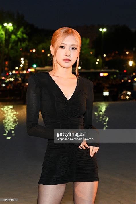 Rosé Blackpink Prend La Pose Au Défilé De Saint Laurent à La Paris