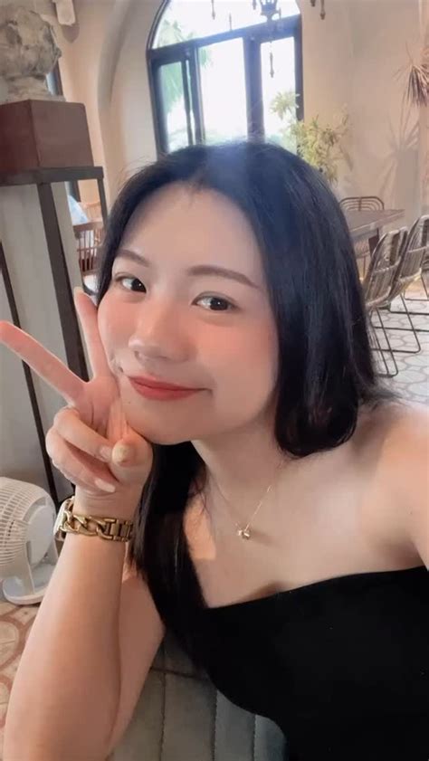 我的臉快扛不住地心引力了 最近一直在想要不要買美容儀 又怕是智商稅🥵 有人給我建議嗎 Please🥺