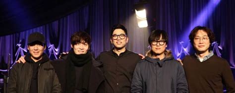 김동률의 Monologue 뒤늦게 뮤직팜 단체 사진을 발견하여 중복이지만 한 번 더 올립니다 새해 복 많이 받으시고 건강하세요 새해에는 가슴 아픈 일들이 드물었음